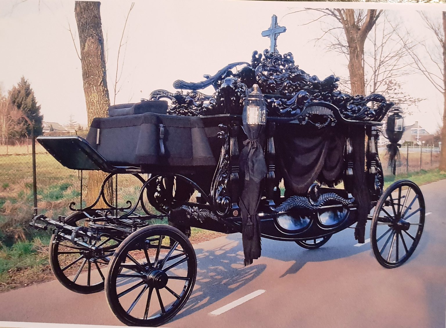 Rouwkoets versus Uitvaartkoets - koetsen.nl